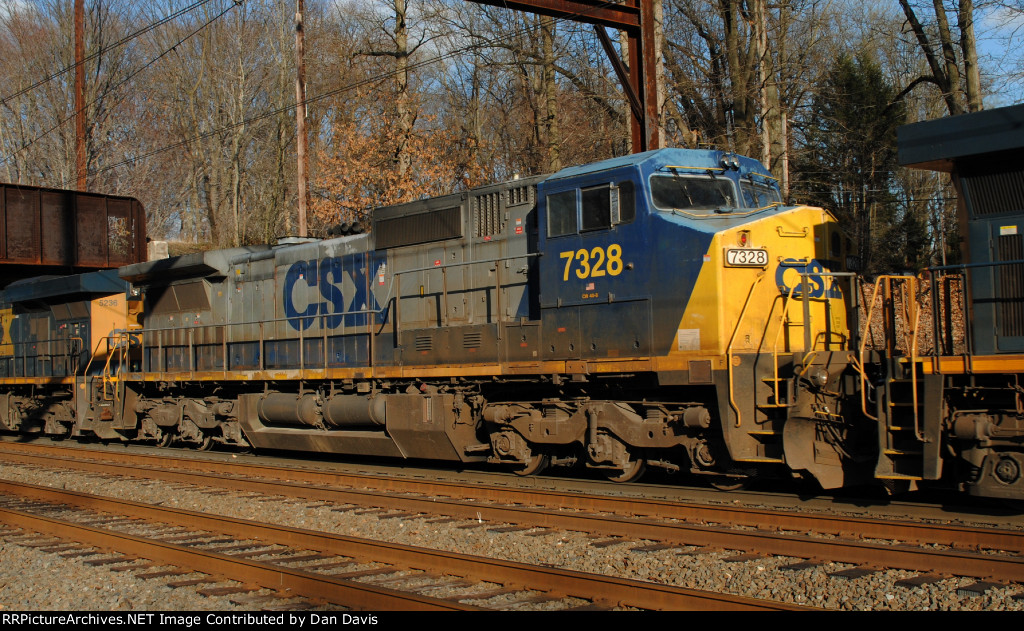 CSX CW40-8 7328 on Q034-19
